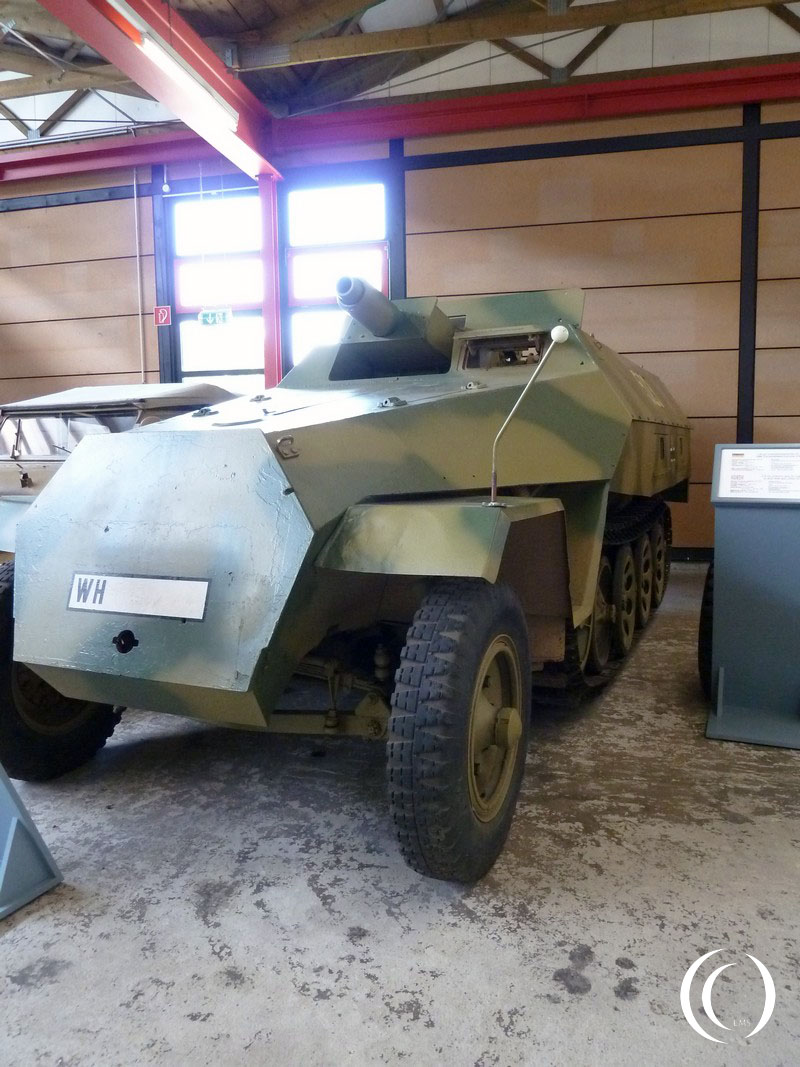 Sd.Kfz. 251/9 Medium Armored Halftrack with 7.5 cm KwK 37 cannon ...