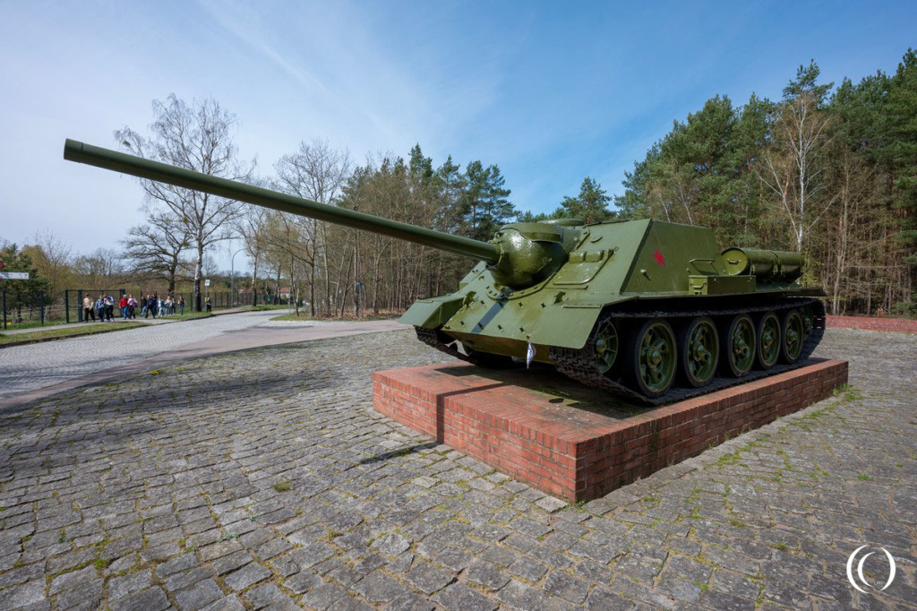 SU-100 – Soviet Tank Destroyer | LandmarkScout