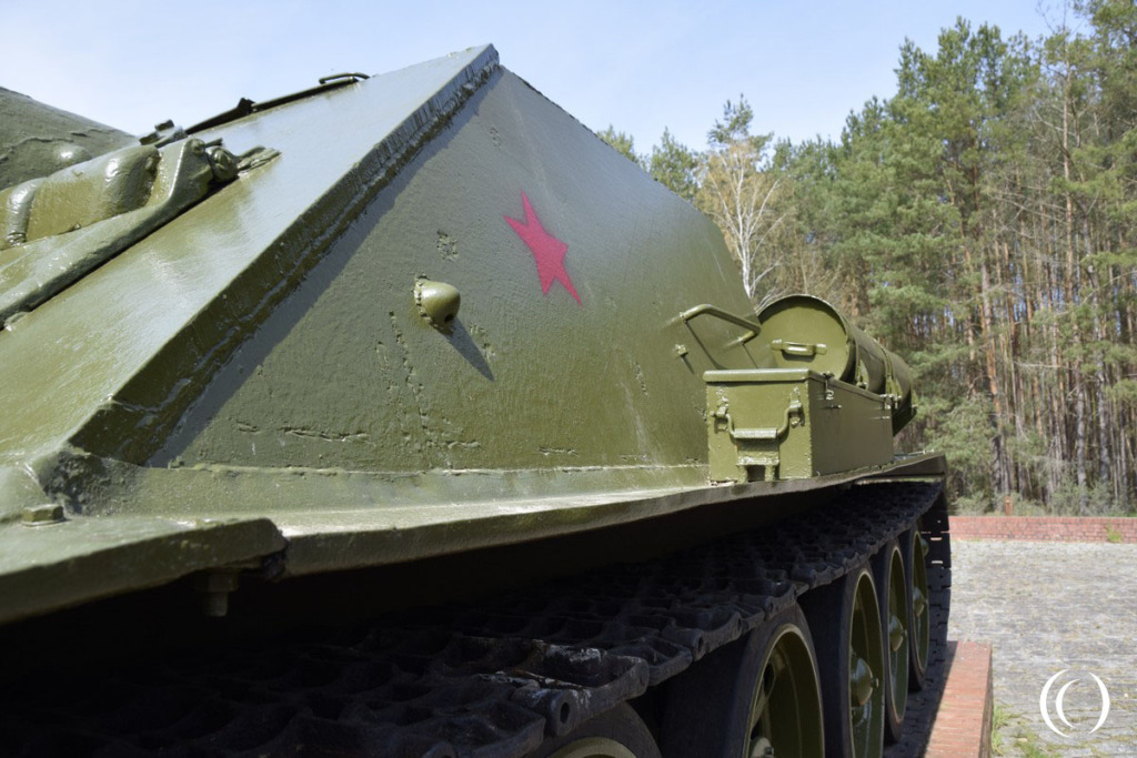 SU-100 – Soviet Tank Destroyer | LandmarkScout