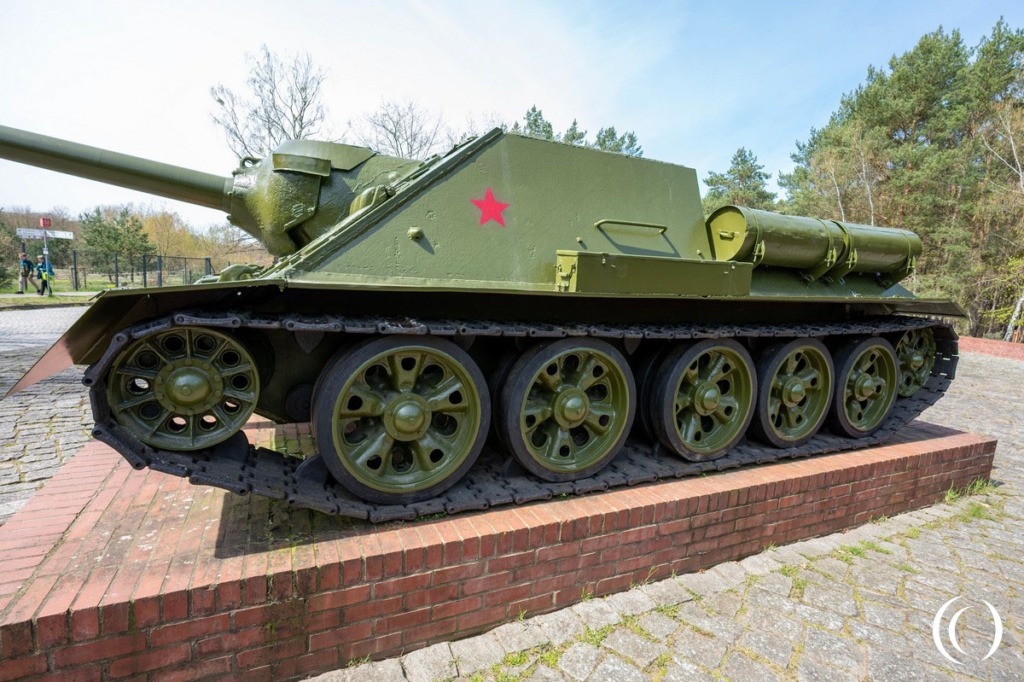 SU-100 – Soviet Tank Destroyer | LandmarkScout