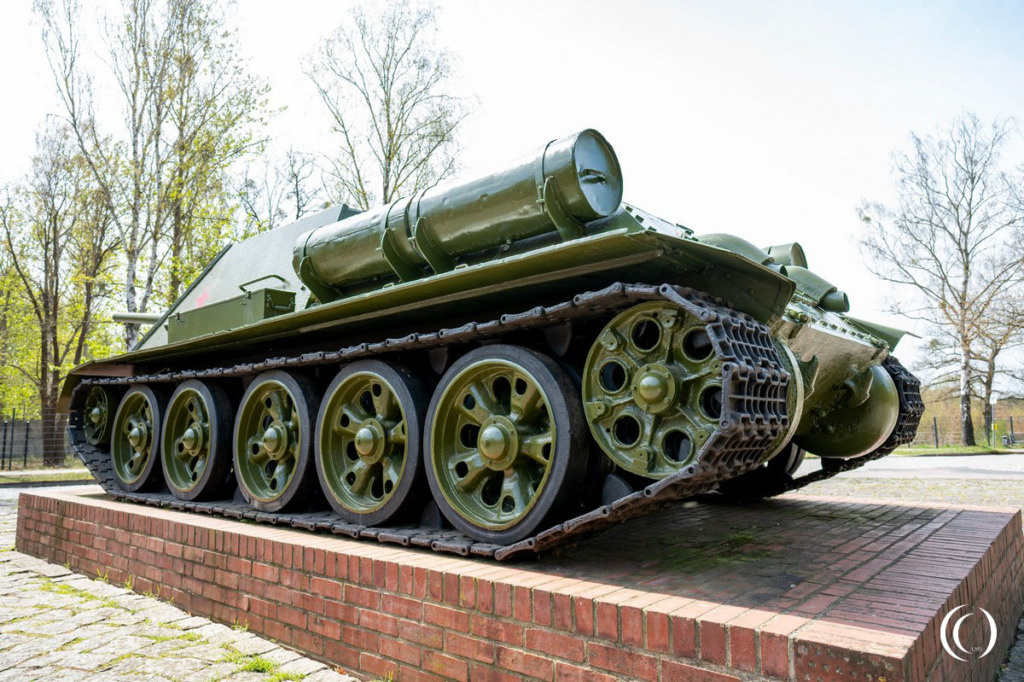 SU-100 – Soviet Tank Destroyer | LandmarkScout