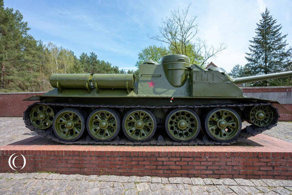 SU-100 – Soviet Tank Destroyer | LandmarkScout