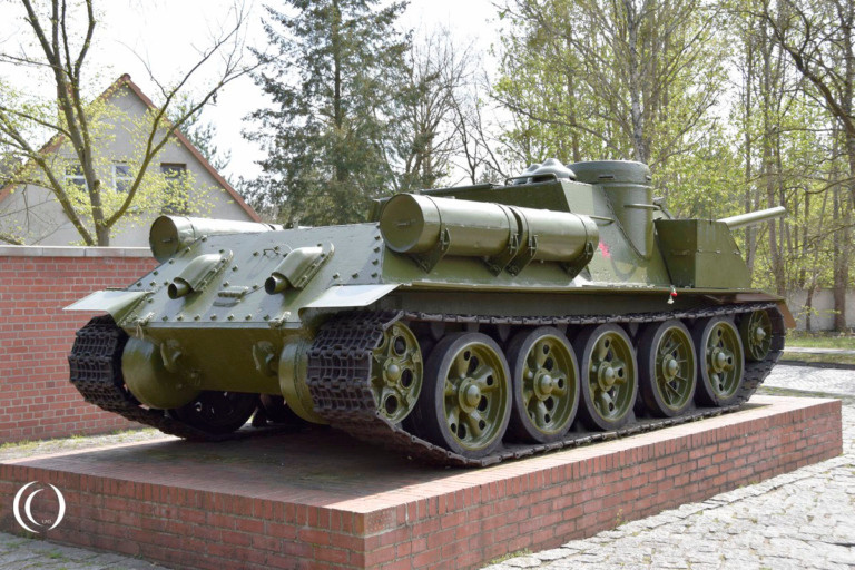 SU-100 – Soviet Tank Destroyer | LandmarkScout