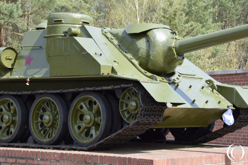 SU-100 – Soviet Tank Destroyer | LandmarkScout