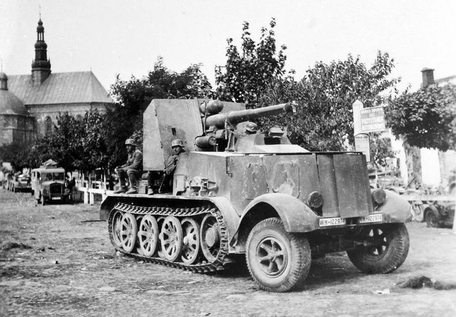 Sd.Kfz. 8 – German 12 tons Heavy Prime Mover Halftrack | LandmarkScout