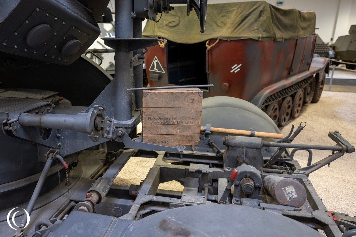 150 cm FlaKscheinwerfer 34 auf Sd.Ah. 104 – German 150 cm Searchlight ...