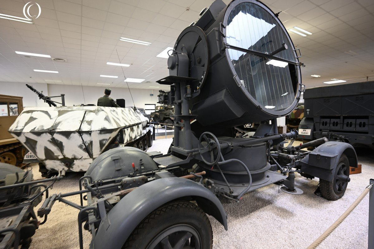 150 cm FlaKscheinwerfer 34 auf Sd.Ah. 104 – German 150 cm Searchlight ...