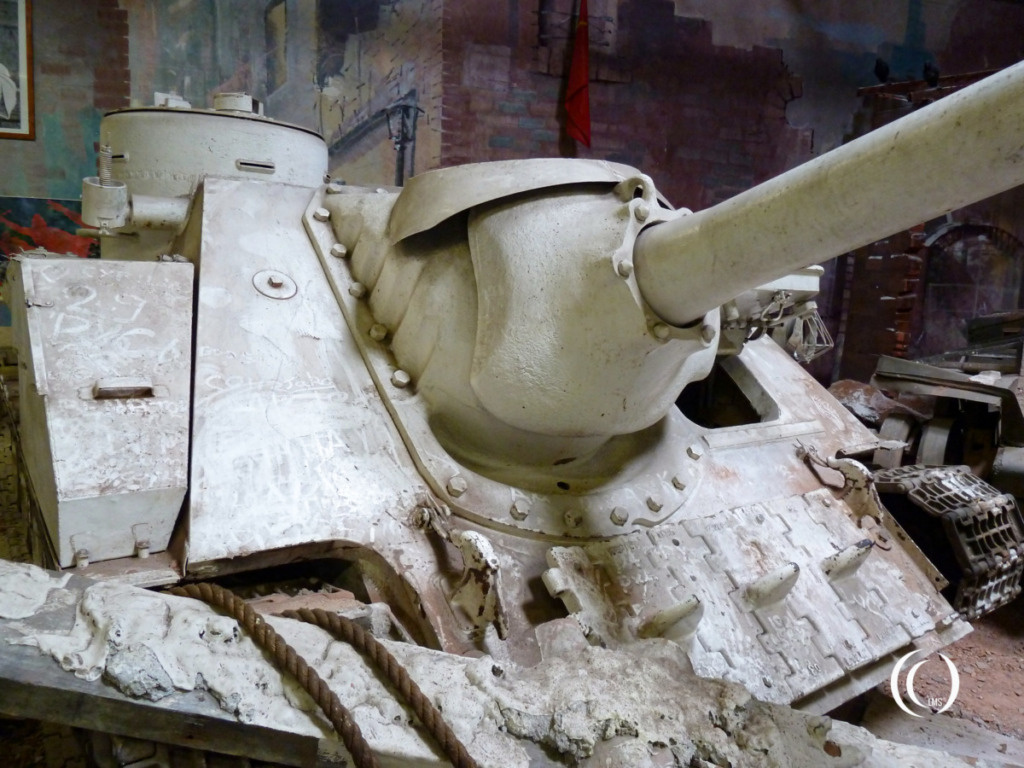 SU-100 with D-10S 100mm Gun – Soviet Tank Destroyer | LandmarkScout
