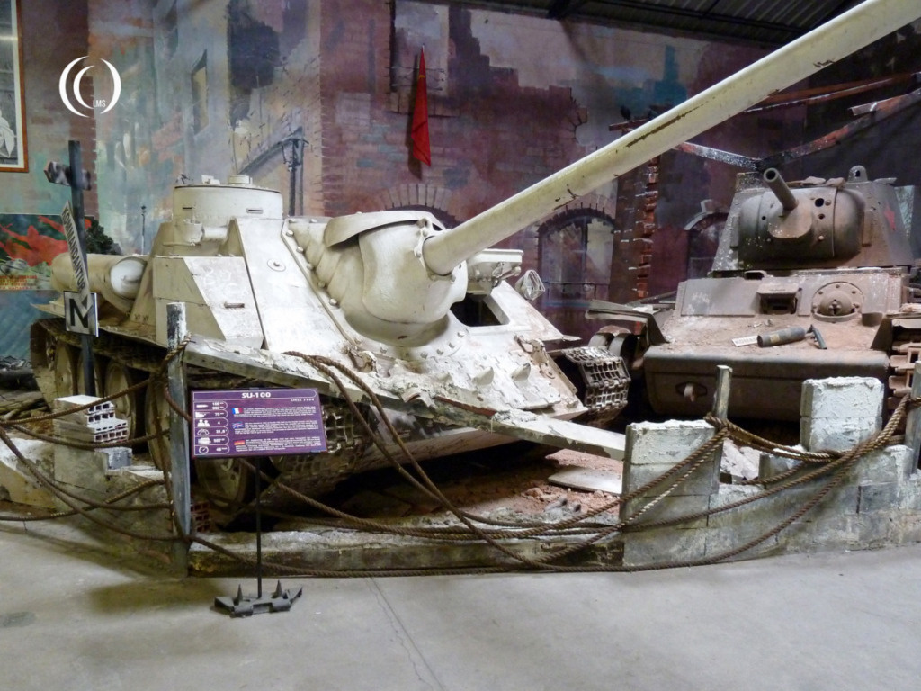 SU-100 with D-10S 100mm Gun – Soviet Tank Destroyer | LandmarkScout